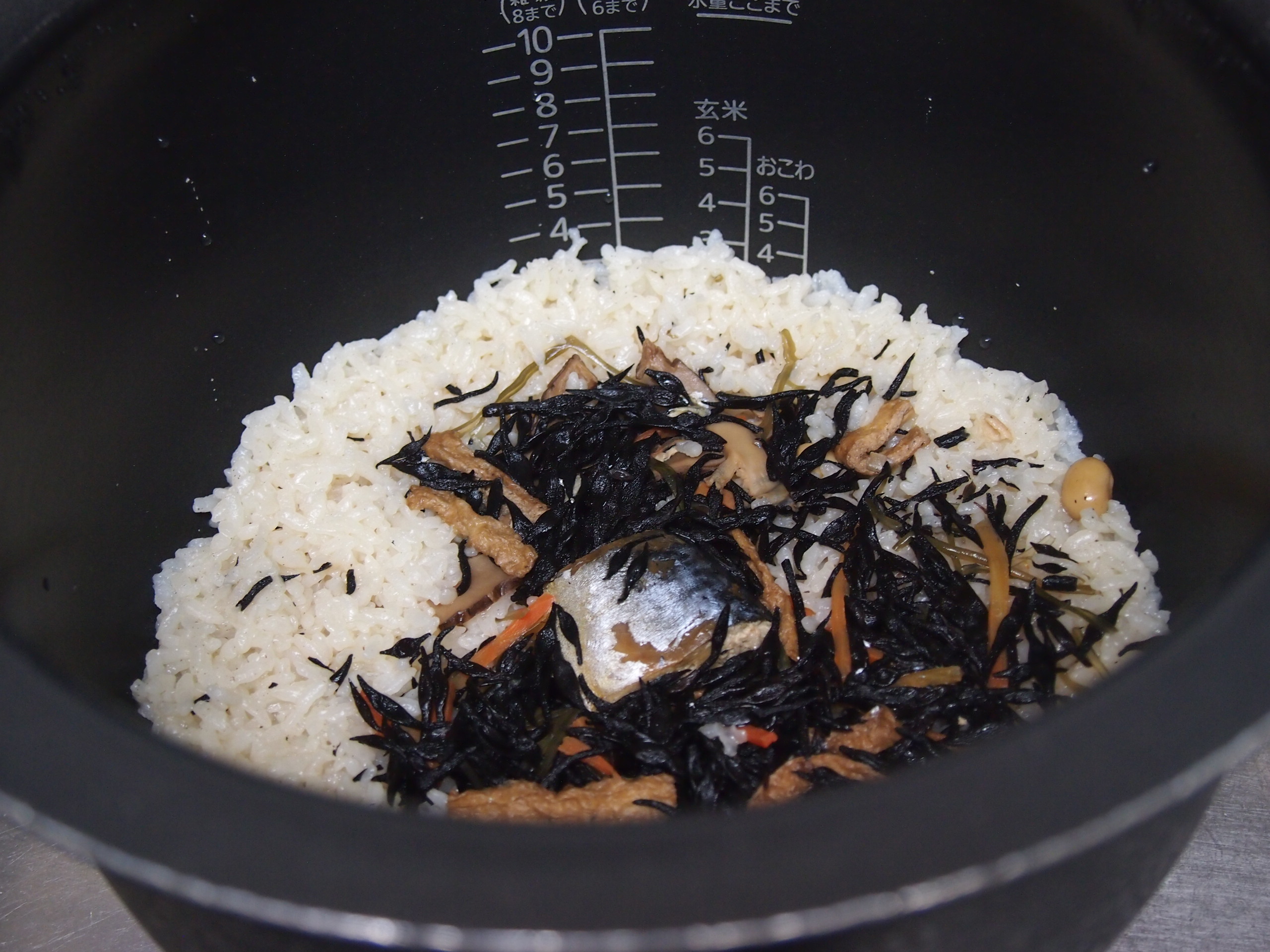 ひじきの炊き込みご飯｜介護食とカラダのコラム＆レシピ｜食事の相談窓口サイト【ごはんde笑顔そして健康】